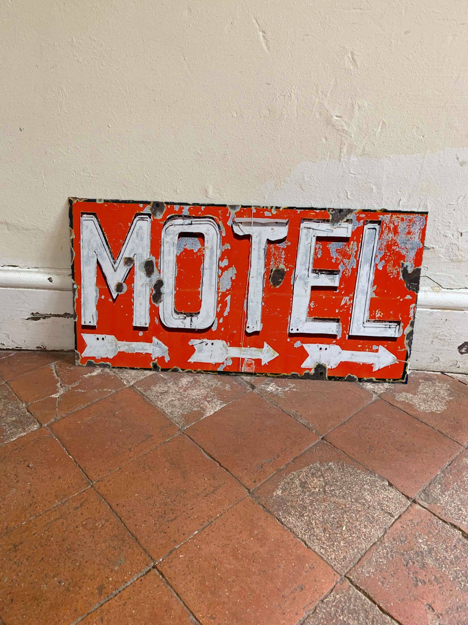 Motel Arrow Metal Wall Sign | Primitive Peddler 206 2nd Street SE ...